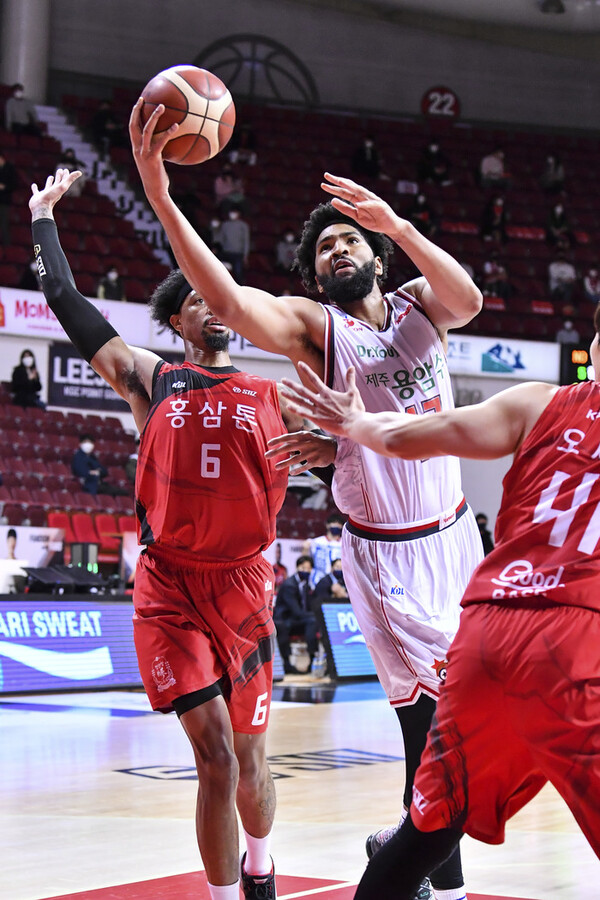 오리온, KGC 꺾고 3위 굳건히…LG는 선두 KCC 제압